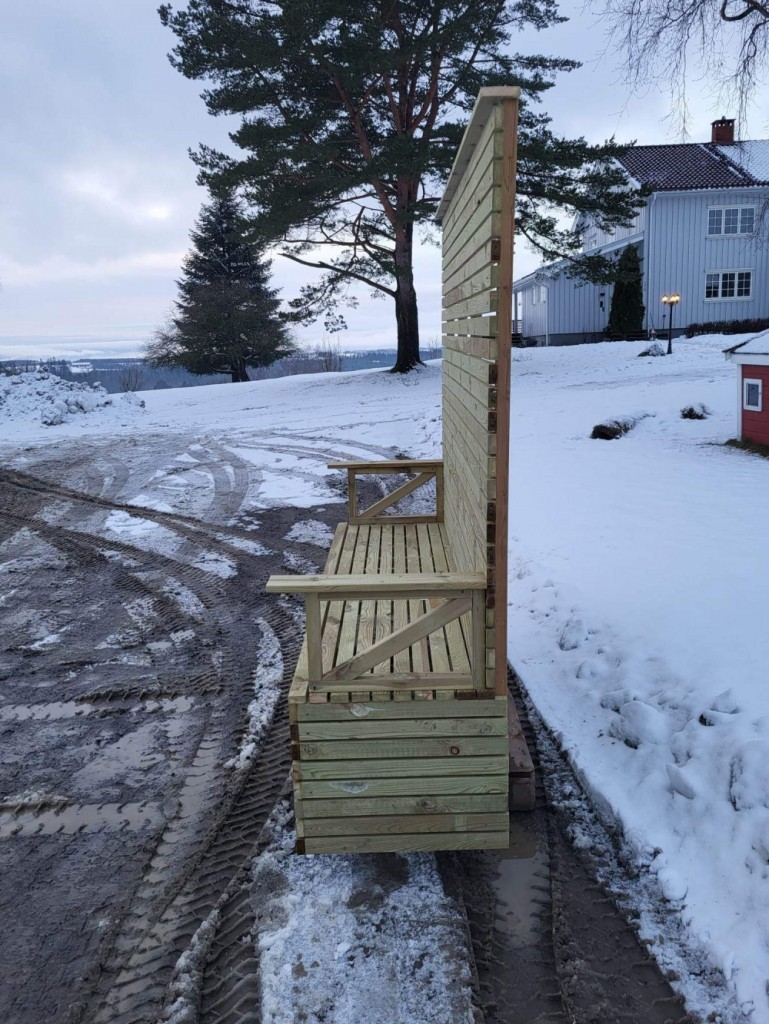 Sittebenk i tre | Riiser gård