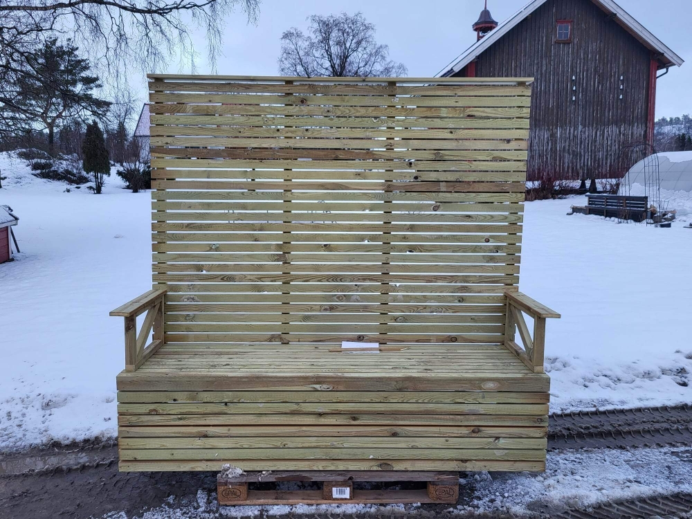 Sittebenk i tre | Riiser gård
